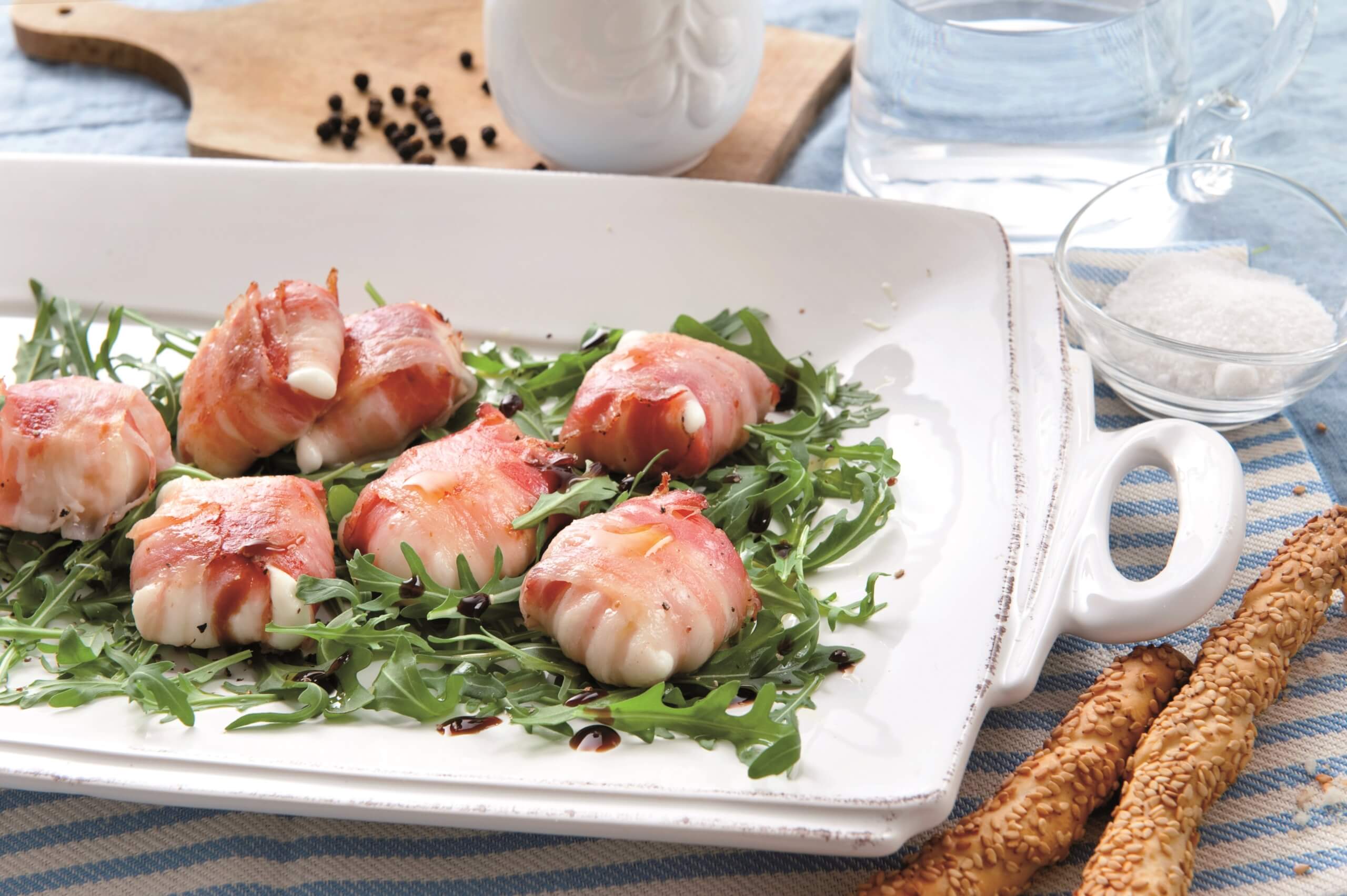 Rezept | Speck-Bocconcini mit Mini Mozzarella auf Rucola | Einfache ...